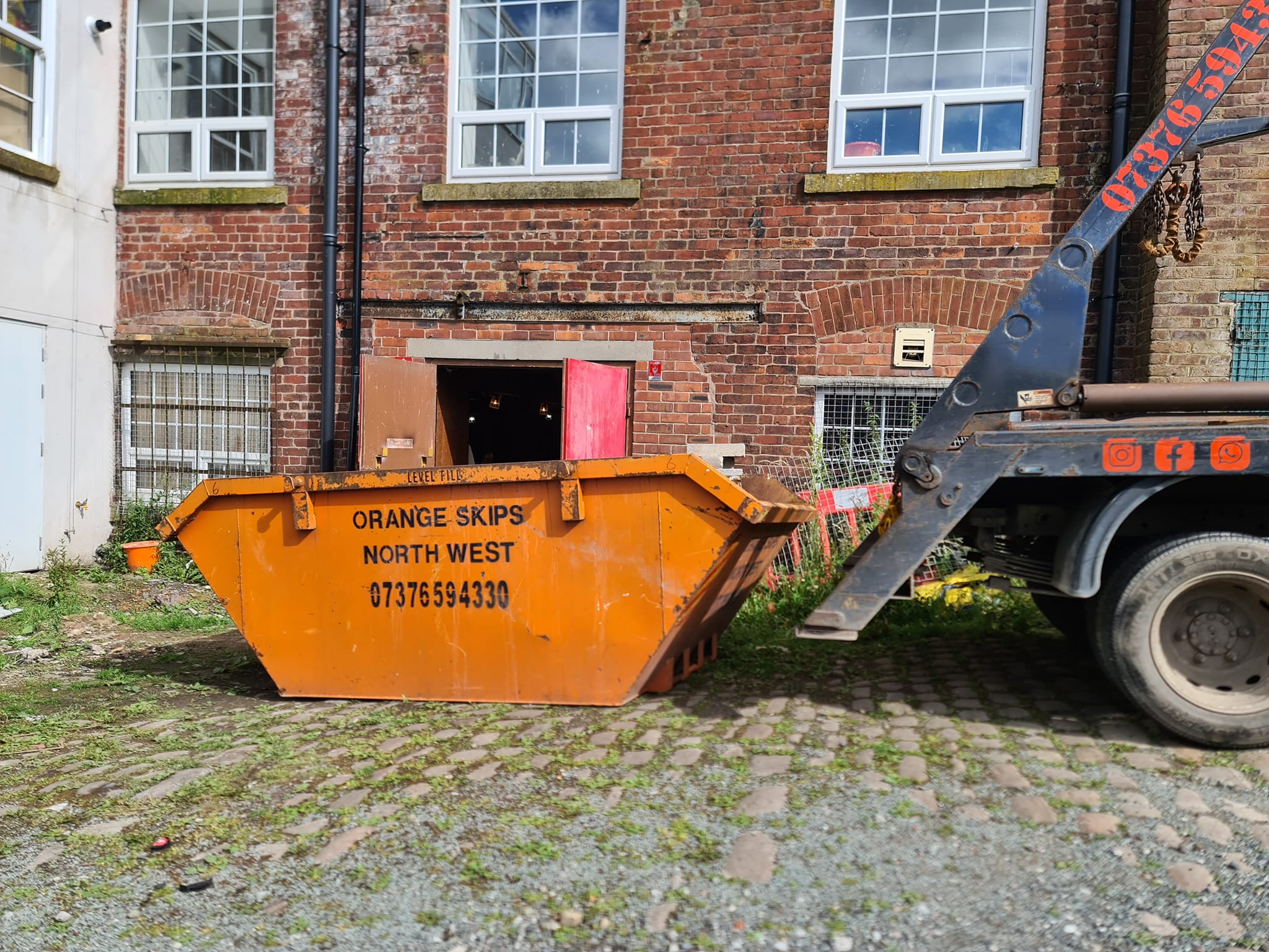 Skip Hire Oldham | Orange Skips NW | Book Online Now!